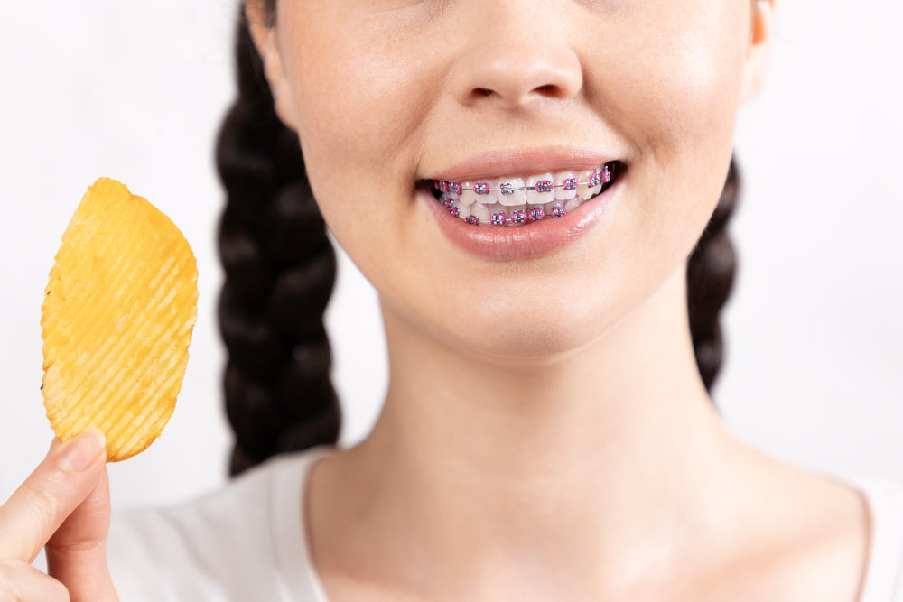 Kan man spise chips med bøjle? Tips og sikre muligheder